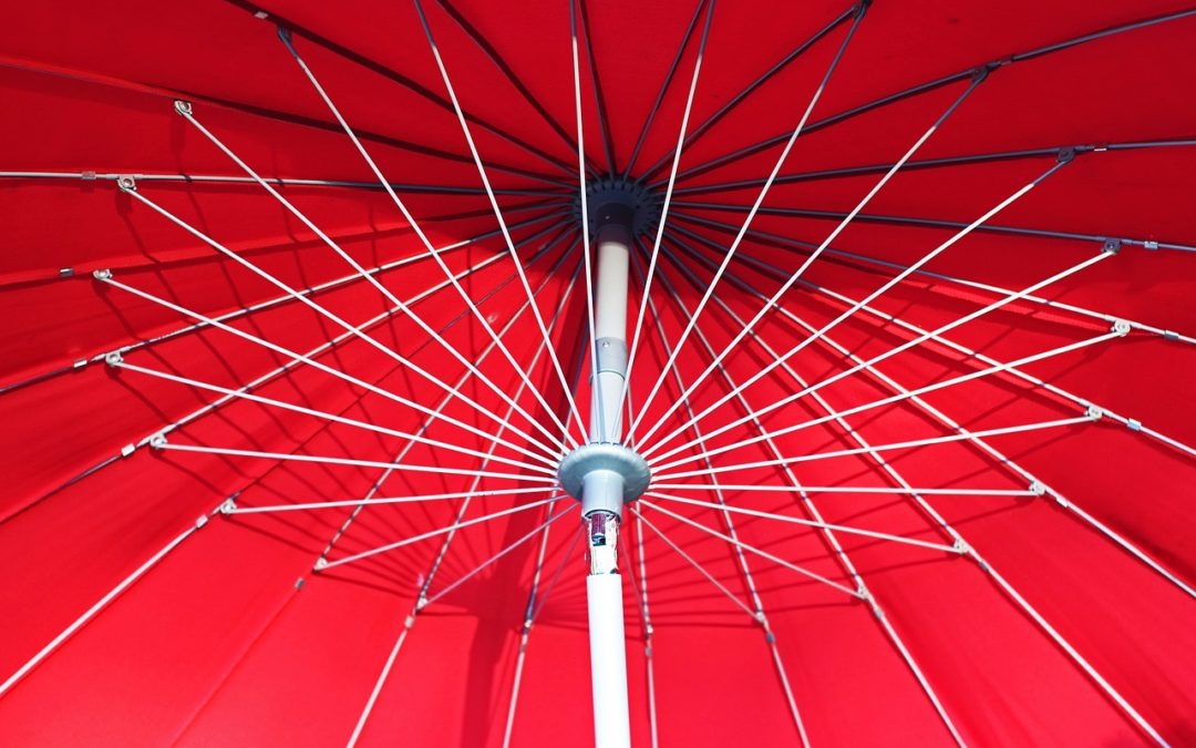 Parasol rouge / une couleur vive pour embellir votre espace extérieur.