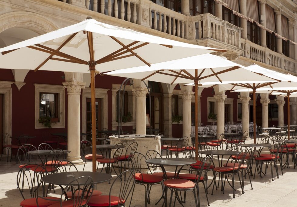 Parasol géant : nos conseils pour le choisir pour l'espace extérieur.